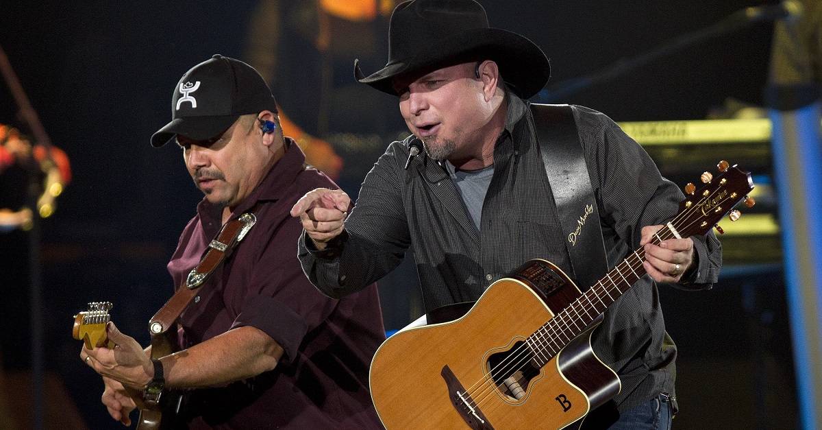 Did Hub and Garth rob a bank? – Famuse : #1 Models, Actors, Agencies ...