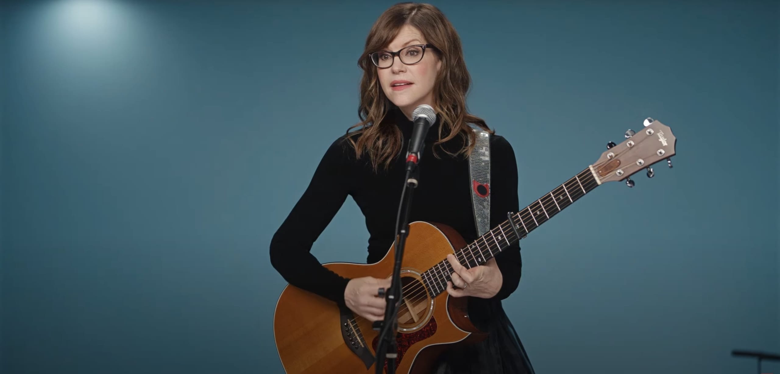 Is that really Lisa Loeb in the Geico commercial?