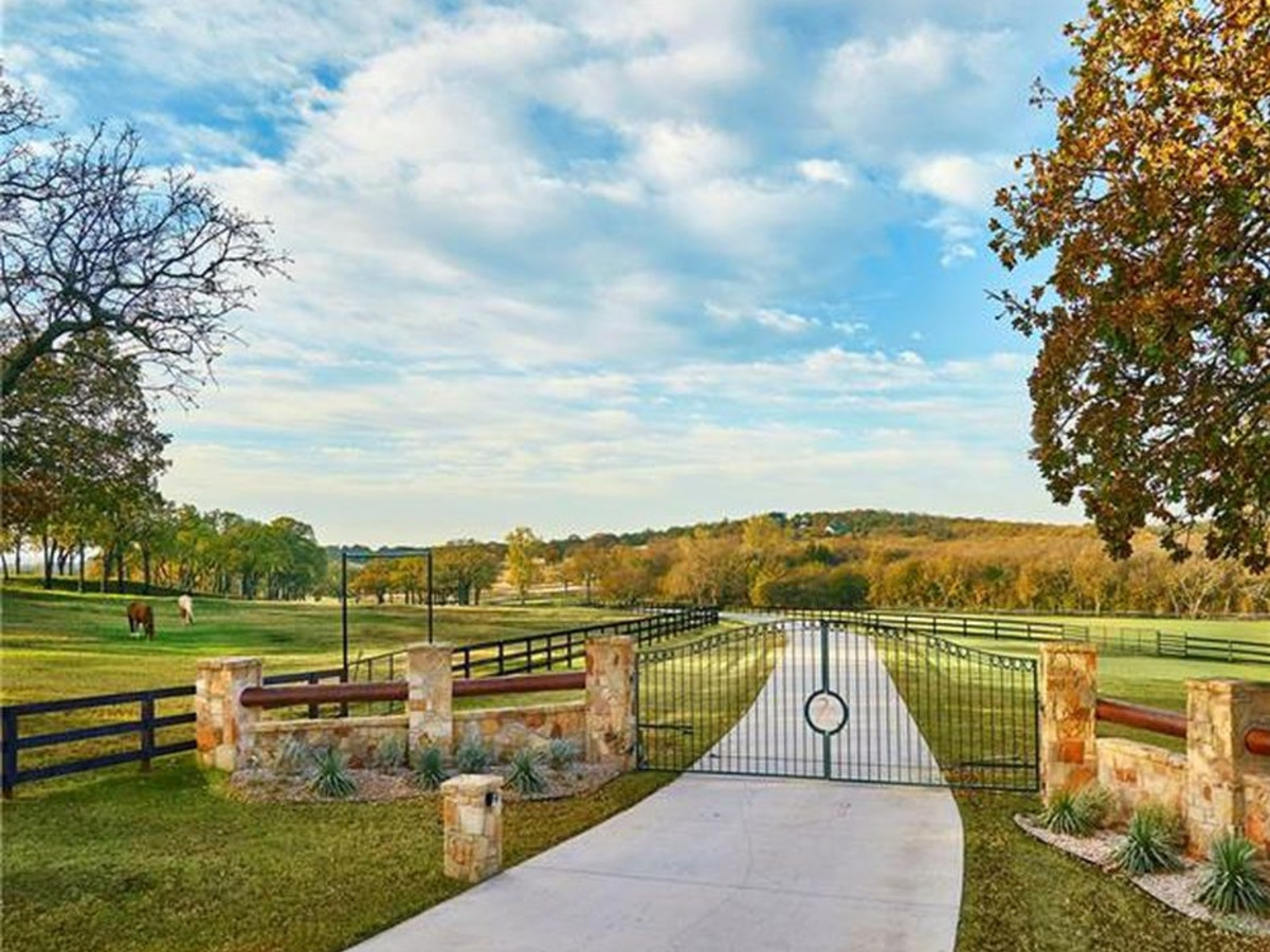 What famous person owns a ranch in Texas? – Famuse : #1 Models, Actors ...