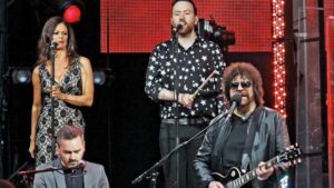 Who is the female backup singer for Jeff Lynne’s ELO? – Famuse : #1 ...