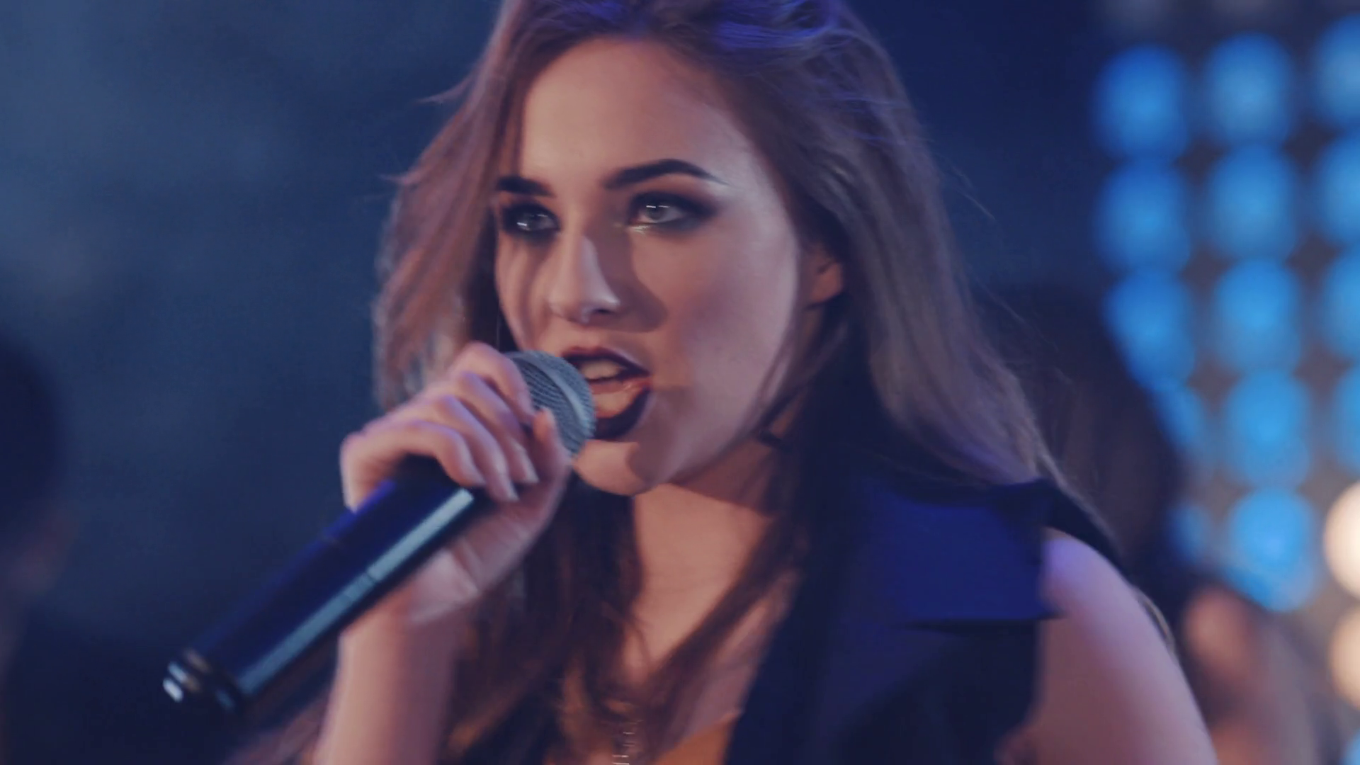 Who is the girl singing with mana? – Famuse : #1 Models, Actors ...